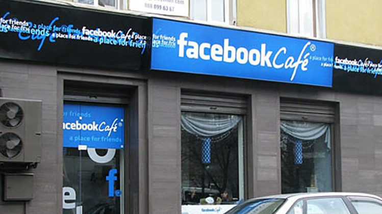 Ανοίγουν πέντε Facebook Cafe στη Βρετανία